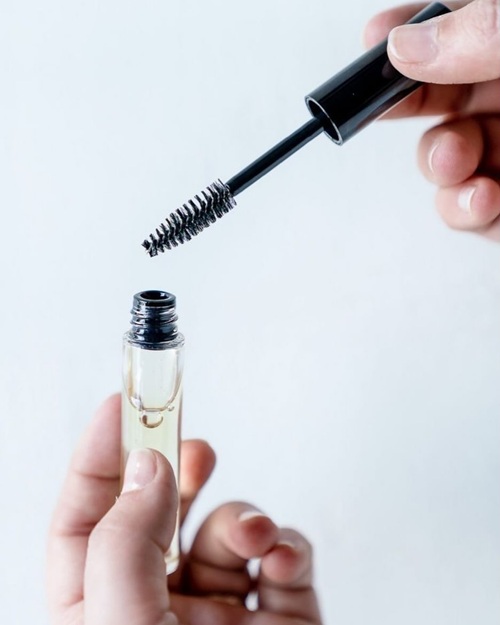 DIY Oil and Serum Recipes For Long Eyelashes - Castor Oil Guide